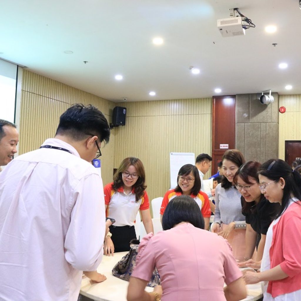 Hinh hoc vien tham gia tro choi 1 | Apex Global